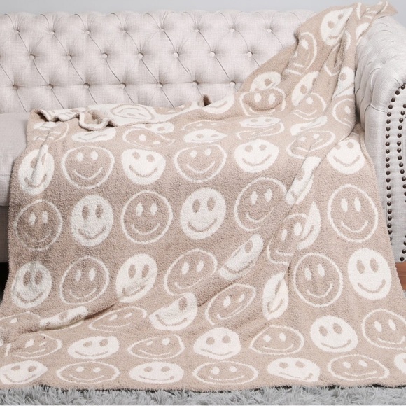 Comfy Luxe | Bedding | Comfy Luxe Smiley Beige Ivory Blanket | Poshmark